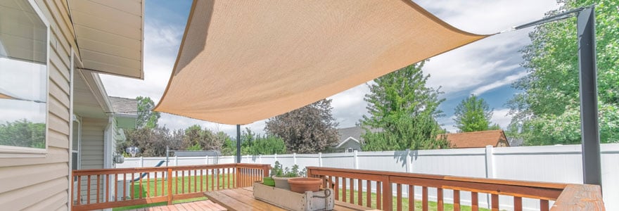 L’installation d'un voile d'ombrage sur son jardin.